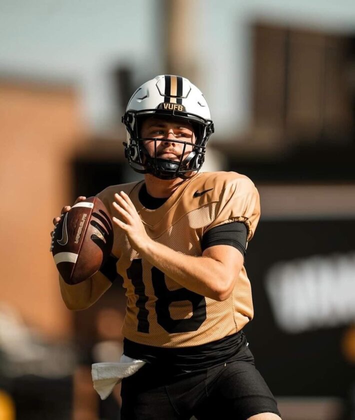 EVERYTHING’S VANDY: BG alum Moses a happy Commodore QB | News, Sports ...